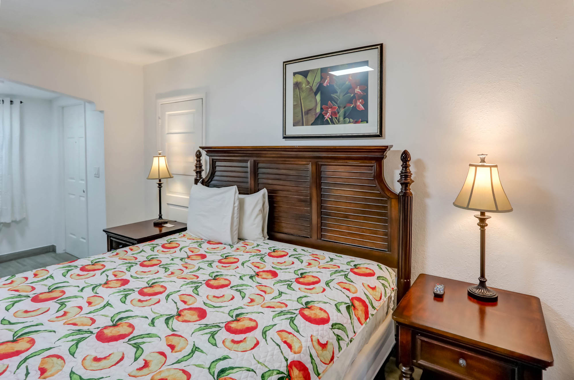 Regular motel room - Richard's Motel Courtyard