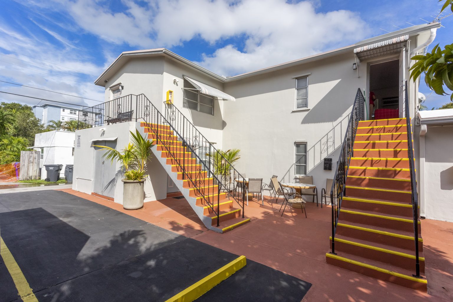 Gallery - Richard's Motel Courtyard